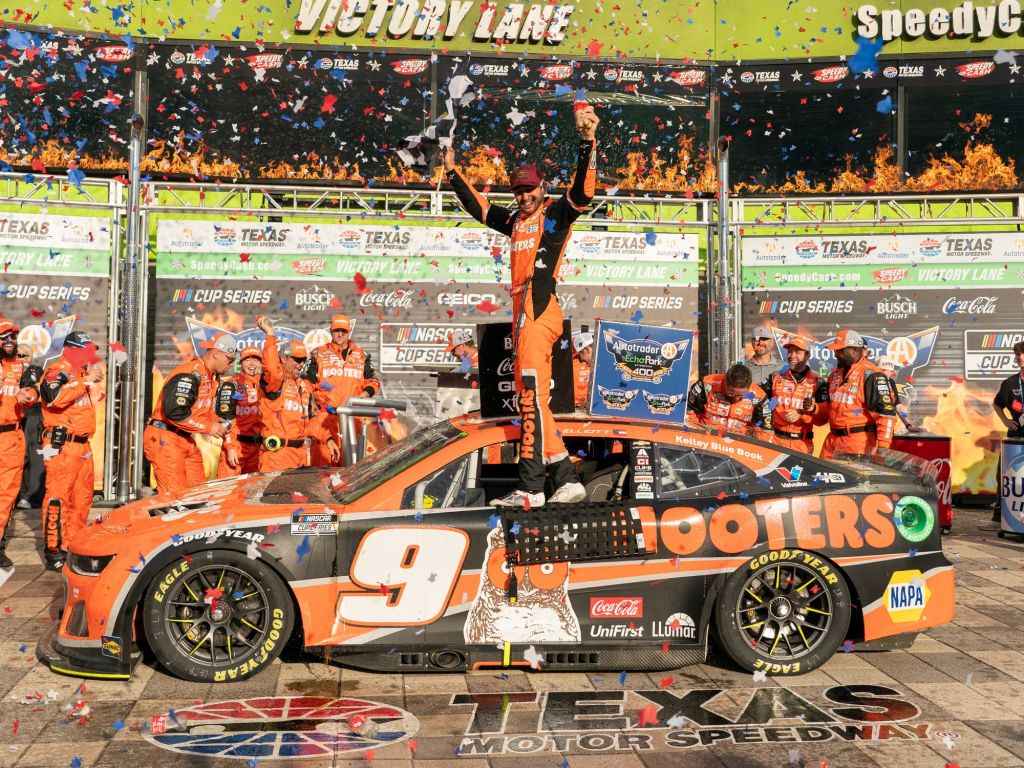 Chase Elliott 2024 Hooters / Texas 4/14/24 Race Win 1:24 Nascar Diecast